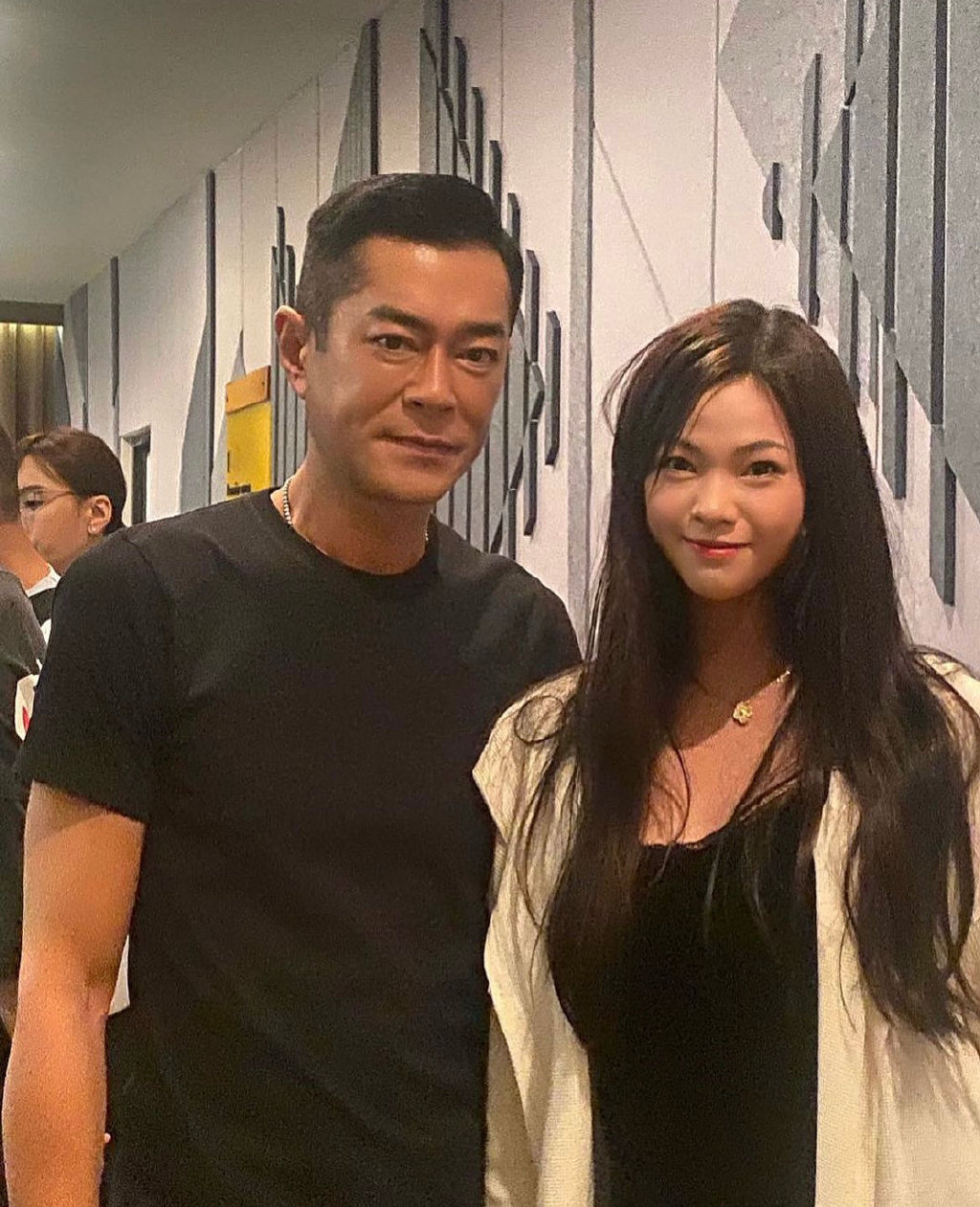 TVB绿叶小40岁嫩妻为陈百祥作画，画作栩栩如生，靠画画打通人脉