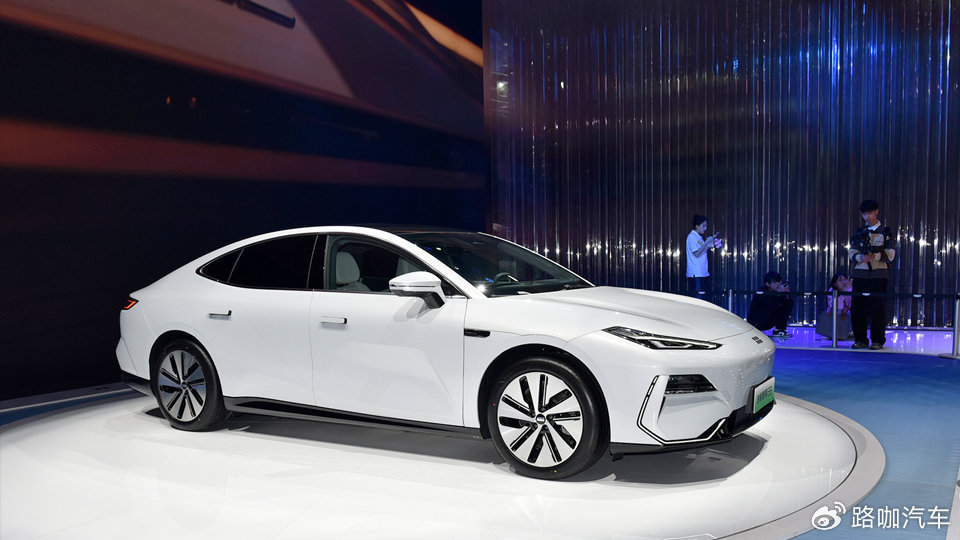 5分钟充电180km，吉利E8想把800V价格打进20万内？-新浪汽车