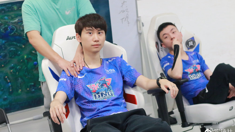 最多四把淘汰LNG！EDG晋级队员要轮流学Doinb打拳，没人想过会输|队员|圣枪|语音_新浪新闻