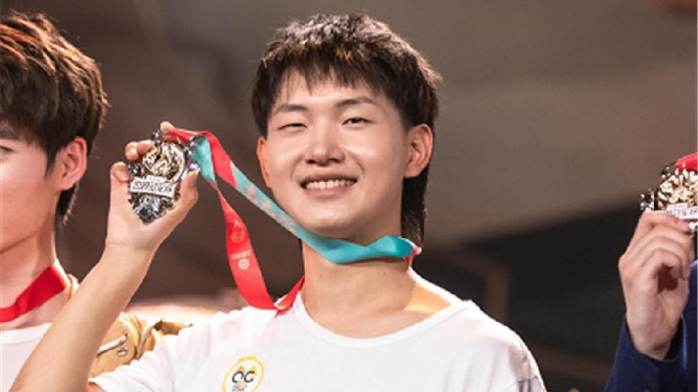 Fly迎生涯第10次总决赛！KPL第一人地位动摇，三位五冠王虎视眈眈|总决赛|第一人|狼队_新浪新闻