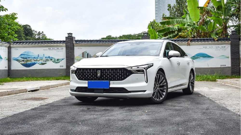 试驾|不到15万就有2.0T+6AT，奔腾B70的配置真的很顶-新浪汽车