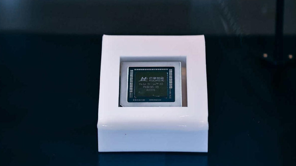 性能达英伟达2倍以上，国内首款存算一体芯片问世，采用12nm工艺|英伟达|鸿途|芯片_新浪新闻