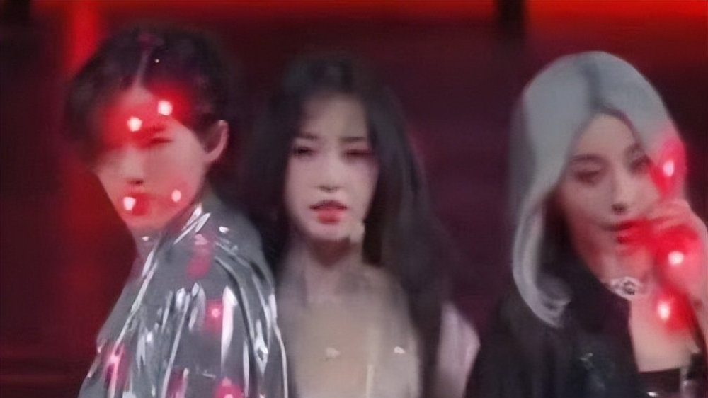 THE9演唱会闹大笑话，虞书欣被舞台灯光照脸，粉丝硬说成是激光笔|虞书欣|激光笔|演唱会_新浪新闻