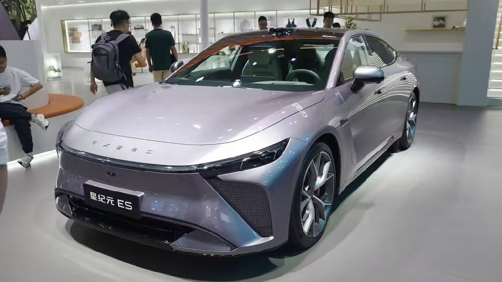800V高压平台+5C超充，2025款星纪元ES亮相成都车展，19.59万起售-新浪汽车