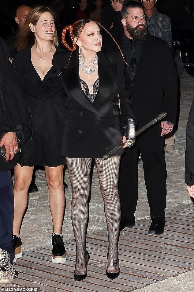 64岁麦当娜真放飞！外出只穿渔网袜，“塑料脸”没褶脖子太松弛