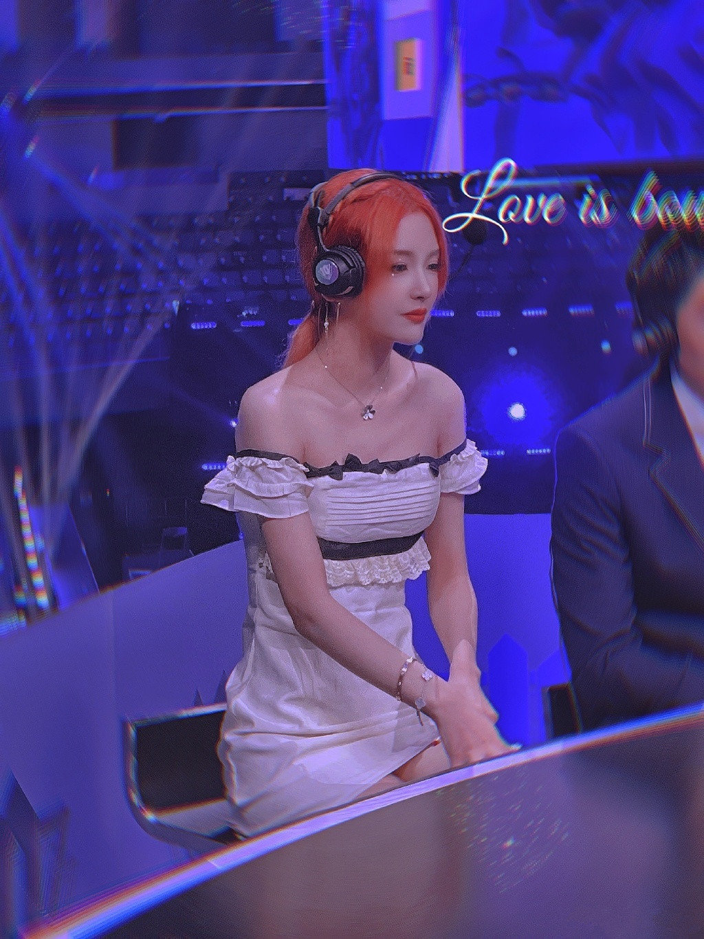 LPL美女穿抹胸装，Rita肌肤光滑，余霜冷白皮鲜嫩，小钰牛奶肌Q弹