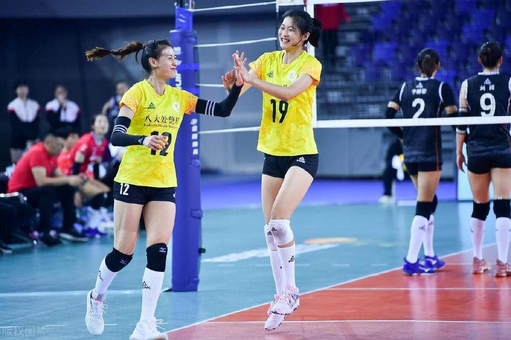 恭喜！女排00后主攻出国留洋，携手39岁亚洲冠军冲冠