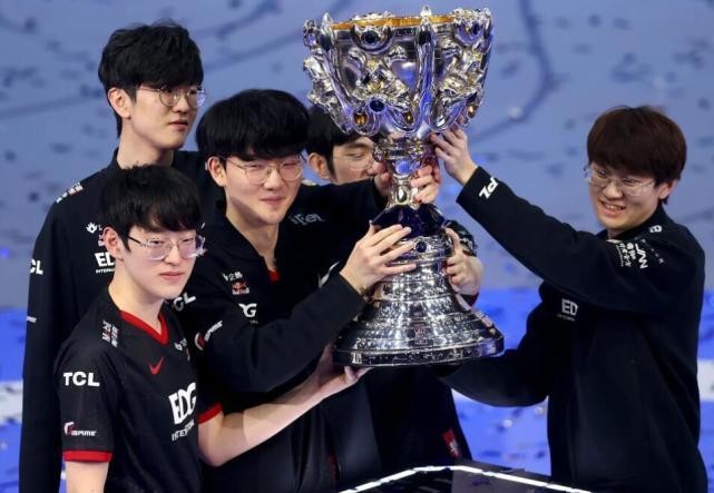 Viper回归LCK后接受采访，点评EDG前队友，称他们为5个白痴