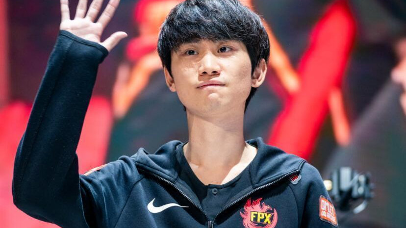 Doinb直播数据被公开，一年收5000万继续，平台签约费也高达千万|签约费|罚款|主播_新浪新闻