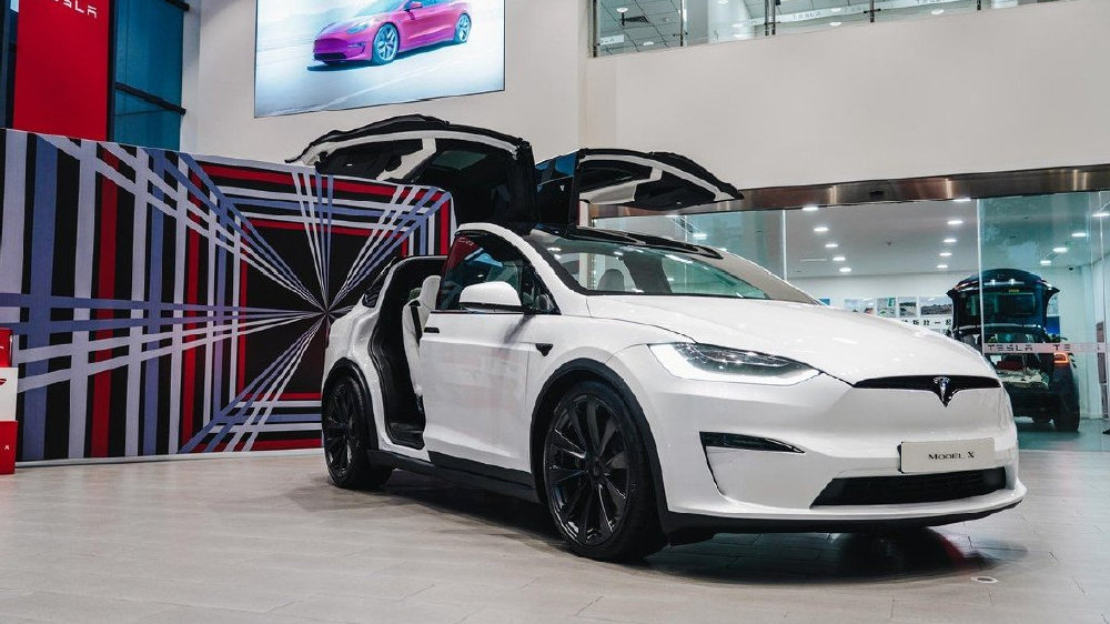 Model X Plaid为百公里2.6秒的“荒谬之速”系上智能的“安全带”-新浪汽车