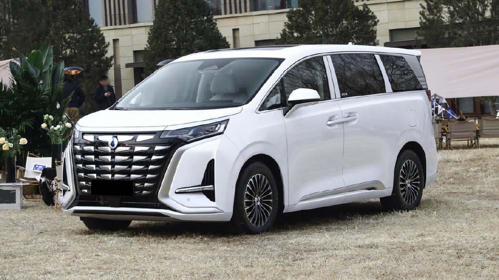 围剿GL8？新款腾势D9官宣上市，价格调整，配置升级-新浪汽车