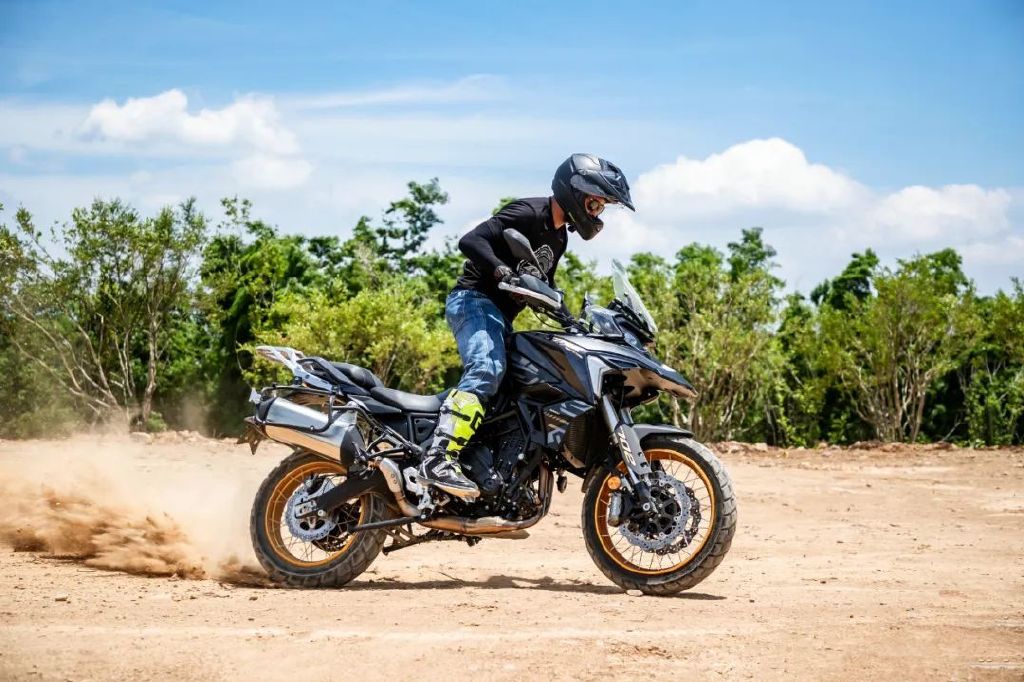 4.68万元起！贝纳利TRK702上市，卷起来自家人都不放过