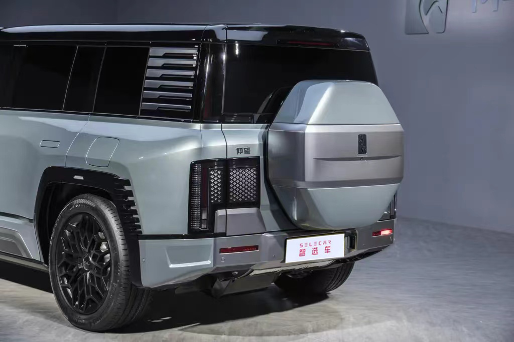 2023上海车展：仰望U8开启预售，预售价109.8万元，两种版本可选