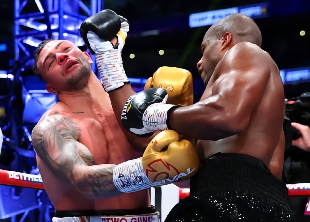 “刘易斯爱徒”杜布瓦首回合惨遭3次击倒！绝地反击残暴KO对手