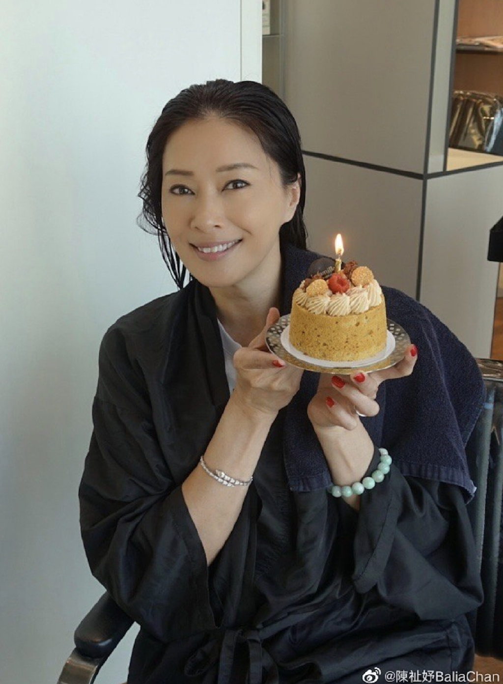 TVB主席携太太出席晚宴，低调与甄子丹夫妇合照，主席夫人很素朴