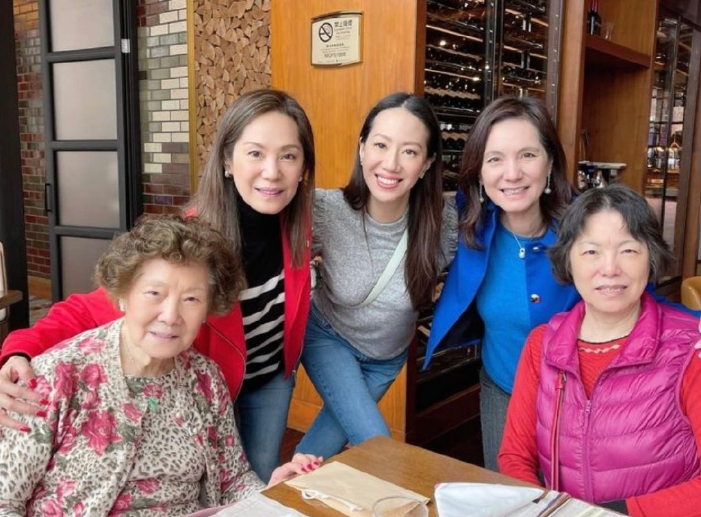 甄子丹三代同堂游览澳门，93岁外婆拎名牌包出镜，何超琼接待作陪 -6parkbbs.com