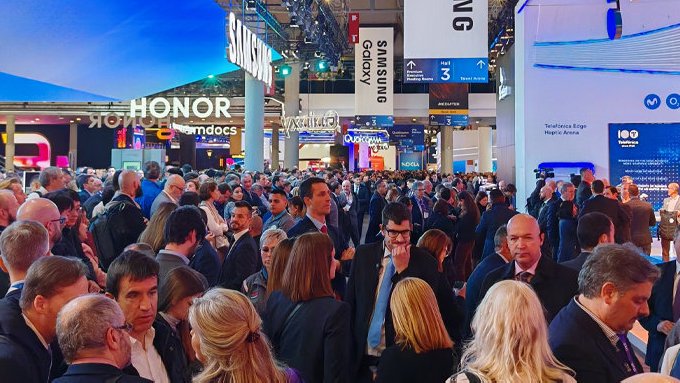 中国硬科技霸场MWC！小米SU7出征，华为搞大事，AI炸了芯片窝|机器狗|小米|华为_新浪新闻