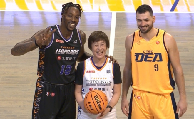 霍华德降维打击T1联赛，超级准三双太疯了，CBA球队为何不要他？|降维|霍华德|CBA_新浪新闻