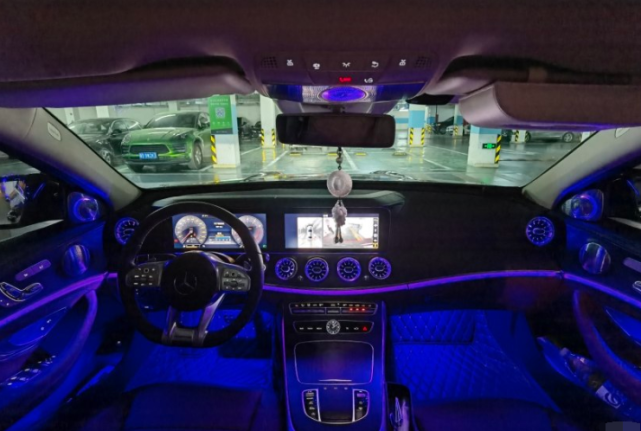 花3万元改装奔驰E300L，变身E63AMG，花瓣轮毂最帅气