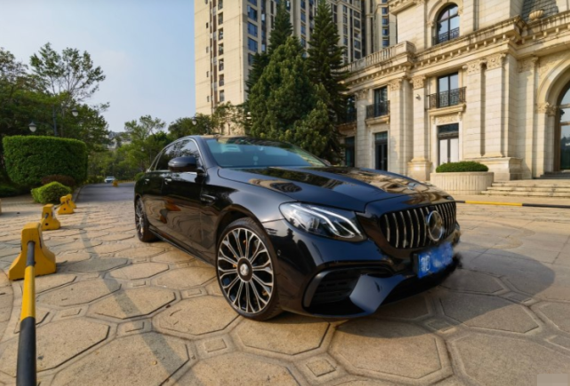 花3万元改装奔驰E300L，变身E63AMG，花瓣轮毂最帅气
