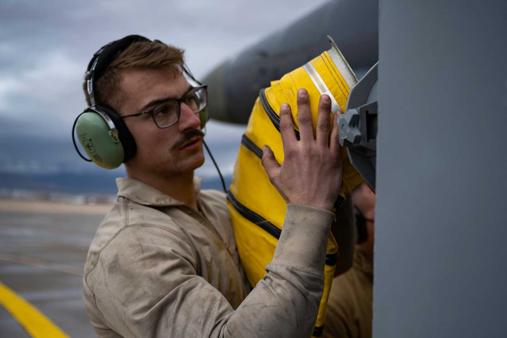 一架第37轰炸机中队的B-1B枪骑兵在红旗23-2期间飞行