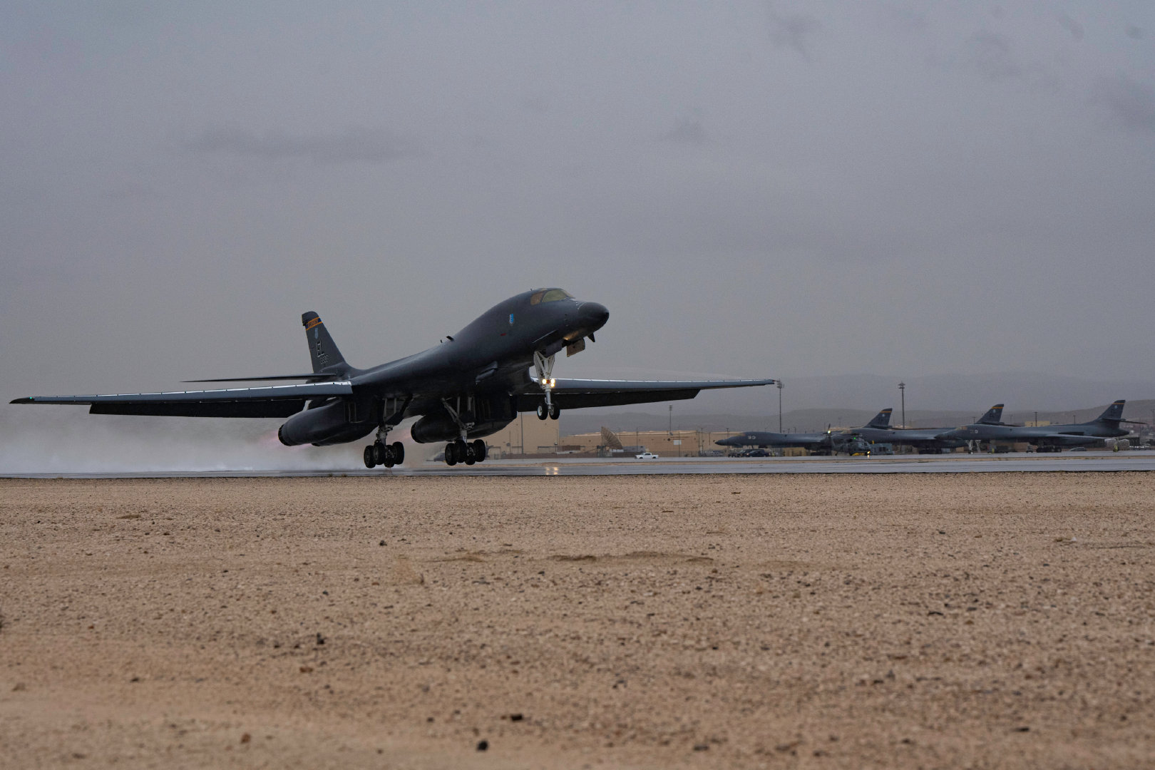 一架第37轰炸机中队的B-1B枪骑兵在红旗23-2期间飞行