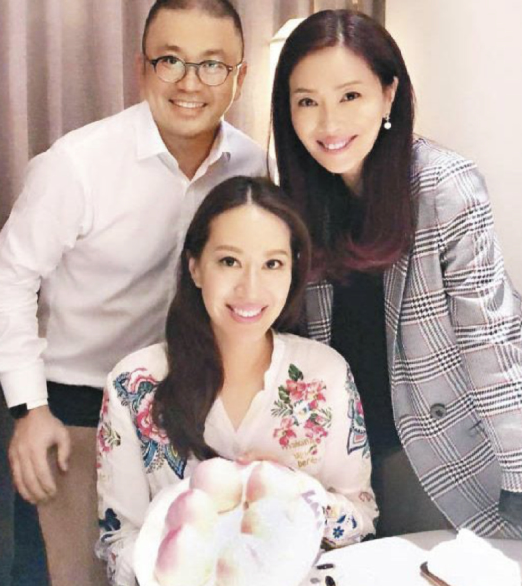 TVB主席携太太出席晚宴，低调与甄子丹夫妇合照，主席夫人很素朴