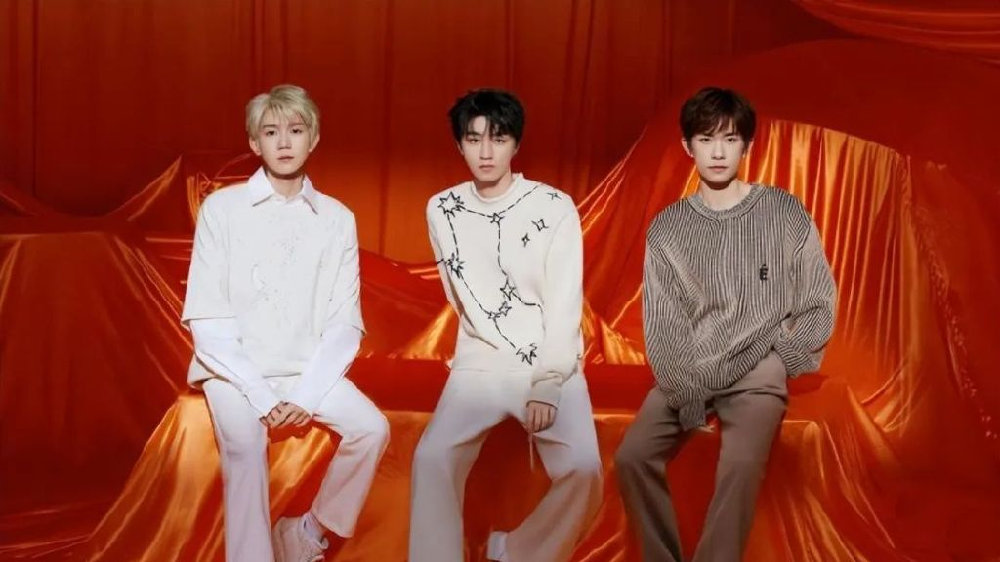 TFboys粉丝太疯狂！通宵排队进场，为抢座斗殴，高铁上打CALL贴海报|TFboys|粉丝|偶像_新浪新闻