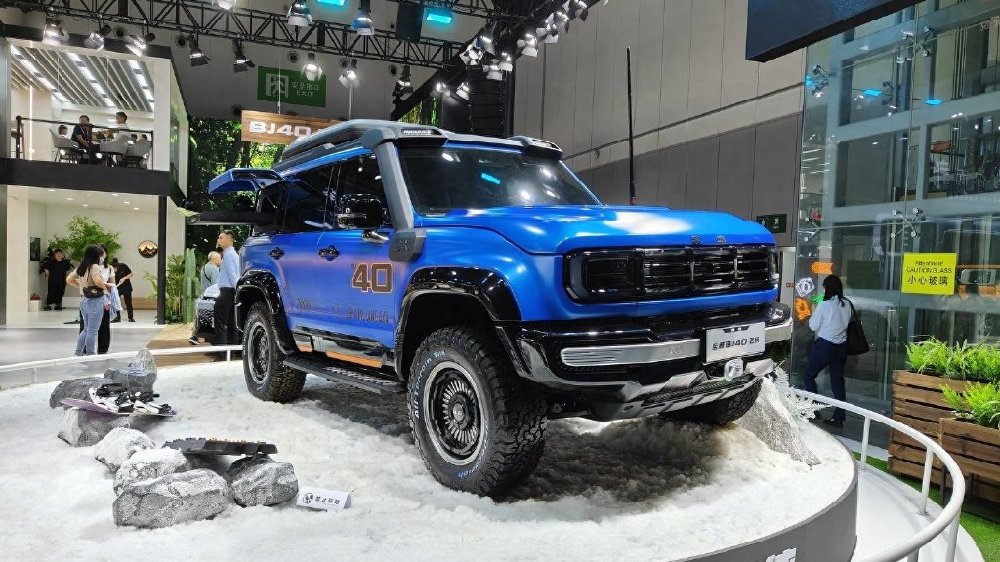 北京BJ40飞侠版亮相，标配涉水喉、全地形轮胎，外观更霸气-新浪汽车