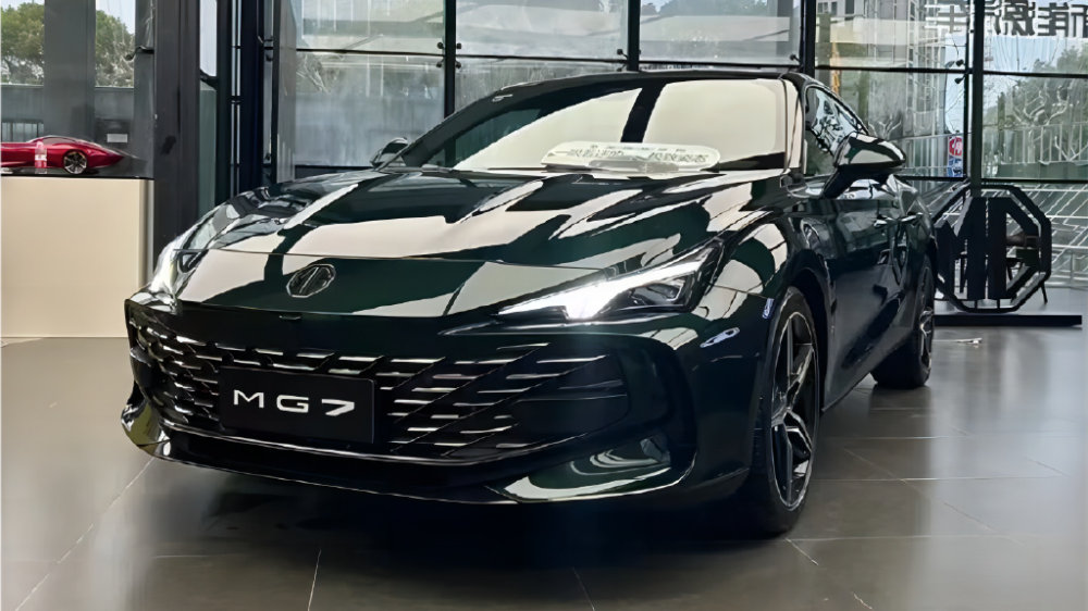 实拍名爵MG7：无框门+电动尾翼，2.0T爆发261马力，能否让你心动-新浪汽车