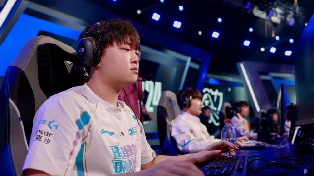 谁才是世一上？BLG大战T1，Bin哥交手Zeus|世一|交手|比赛_新浪新闻