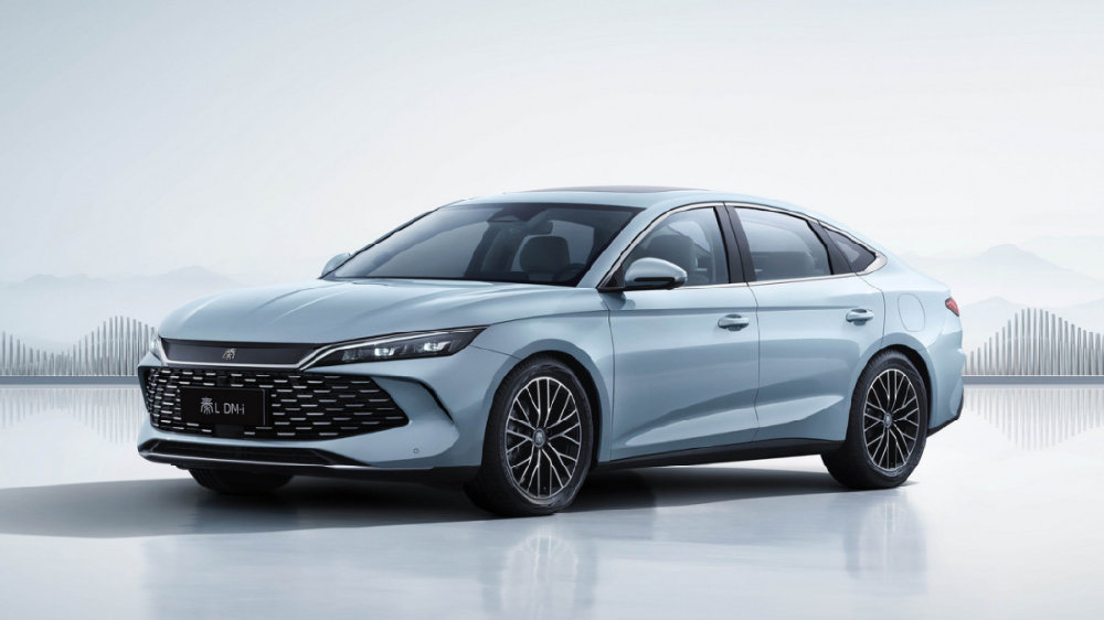 增程VS插混，深蓝SL03与比亚迪秦L谁更值得买？-新浪汽车