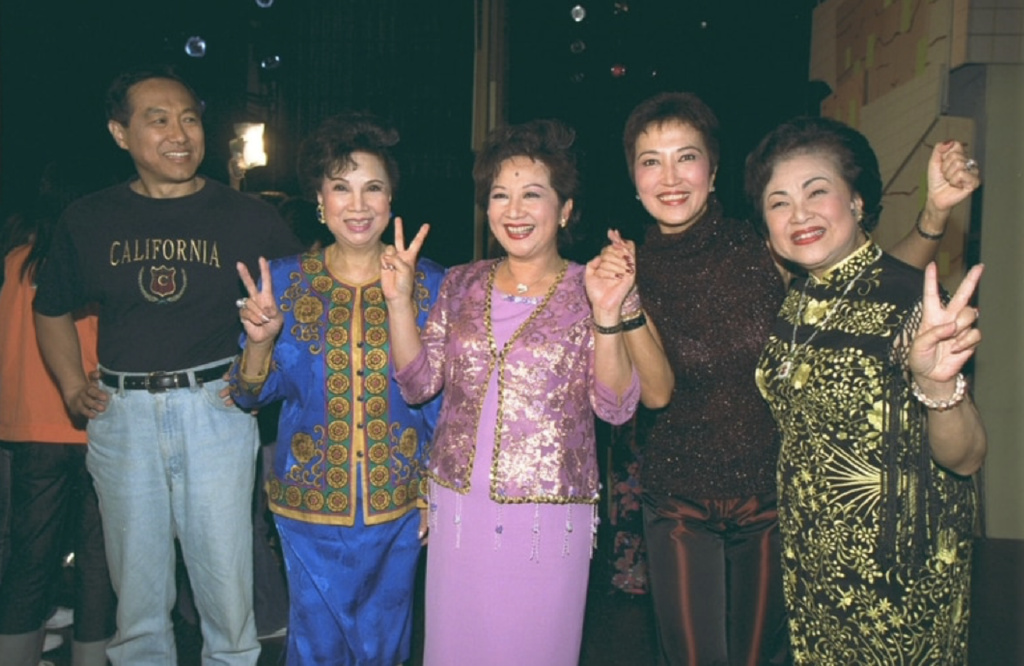 74岁TVB绿叶定居加拿大，看容祖儿演唱会被认出，头发全白很精神