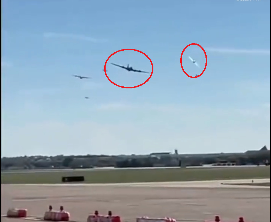 美国航展上两飞机相撞爆炸，B17疑似飞入P63的视野盲区发生碰撞|爆炸|航展|相撞_新浪新闻