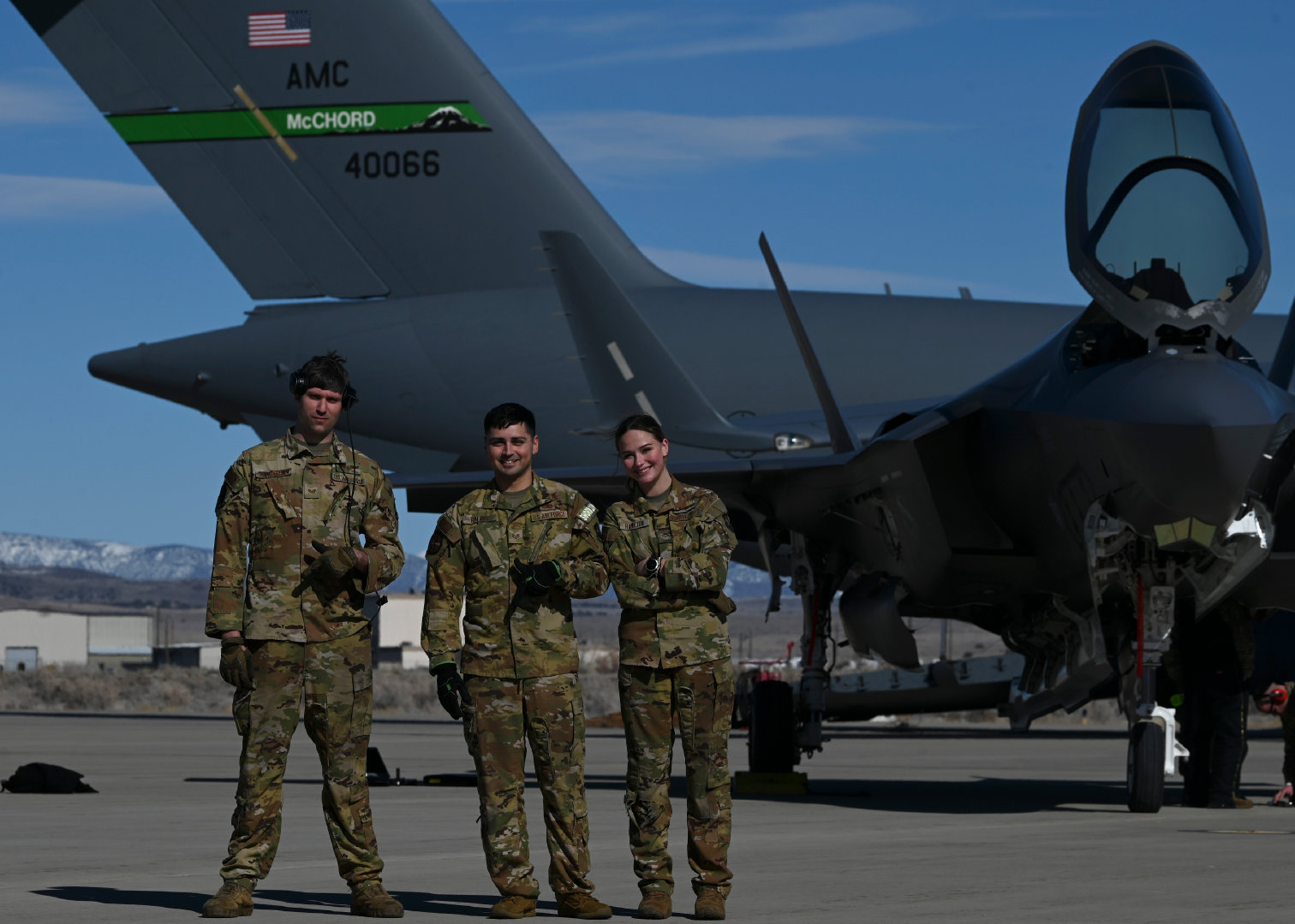 一架C-17环球霸王III停在犹他州迈克尔陆军机场|迈克尔|犹他州|霸王_新浪新闻