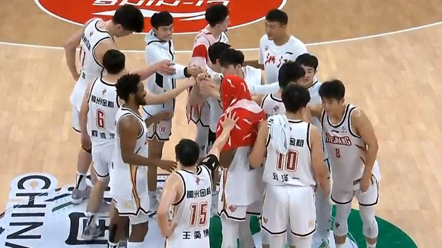 CBA争议1幕：最后10秒，领先30分，还想攻筐，被外援一把推开|CBA|浙江男篮|陆文博_新浪新闻