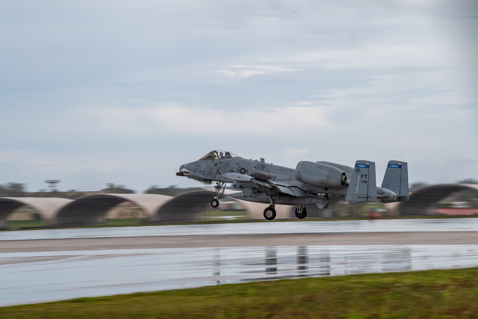 在关岛安徒生空军基地，一排A-10C雷电II飞机停成一排|空军基地|安徒生|关岛_新浪新闻