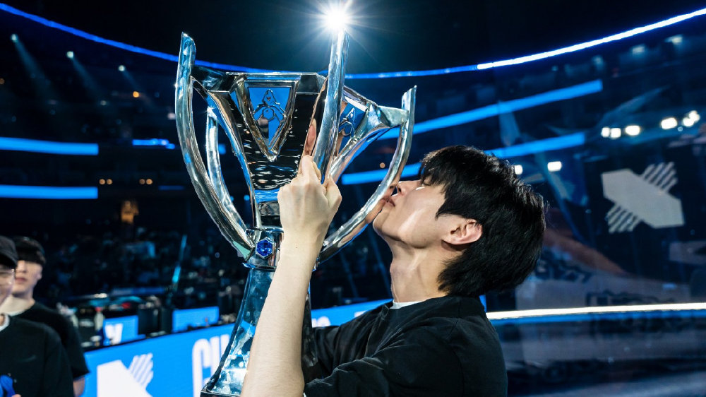 Deft夺冠的连锁反应？远古ADC蠢蠢欲动，Uzi有望复出？|连锁反应|夺冠|复出_新浪新闻