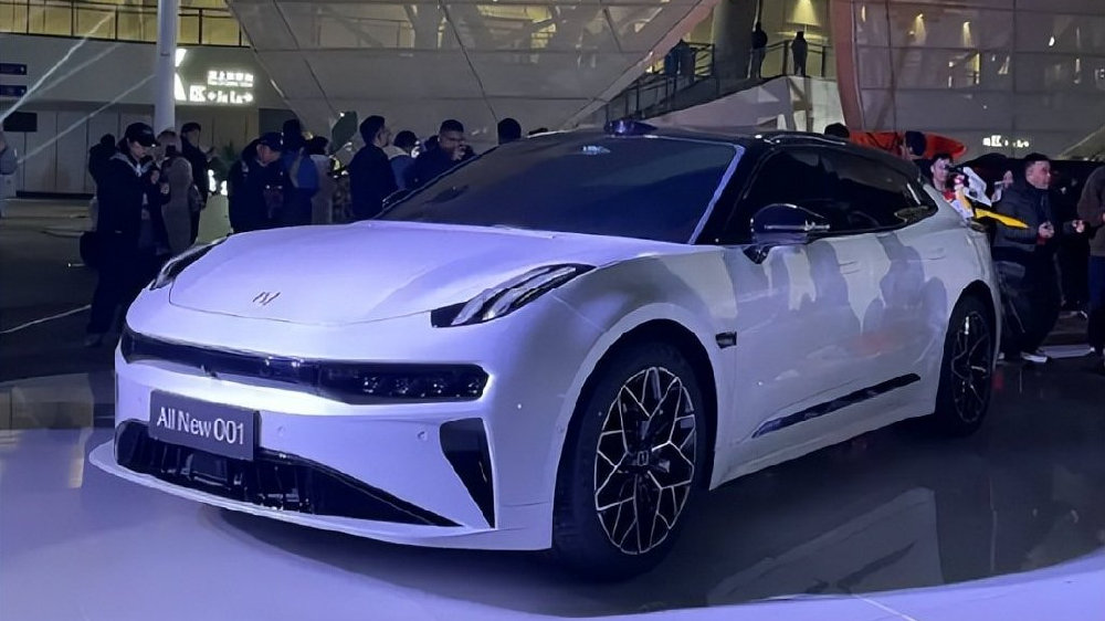 “丐版”极氪001咋选？WE100对比WE95，26.99万选谁更香一些？-新浪汽车