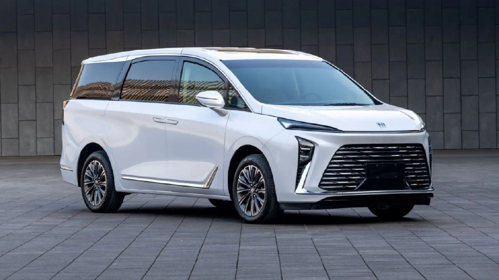 全新别克GL8陆尊即将上市，二排沙发配彩电，还能否稳坐MPV宝座？-新浪汽车