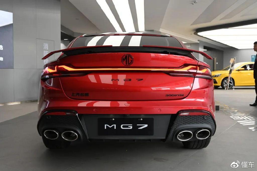 2.0T 261匹 405牛，中型车还带电动尾翼！实拍全新MG7