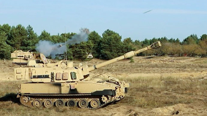 美国士兵在实弹演习中使用M109A7圣骑士M284 155毫米榴弹炮|美国|M109A7|毫米榴弹炮_新浪新闻