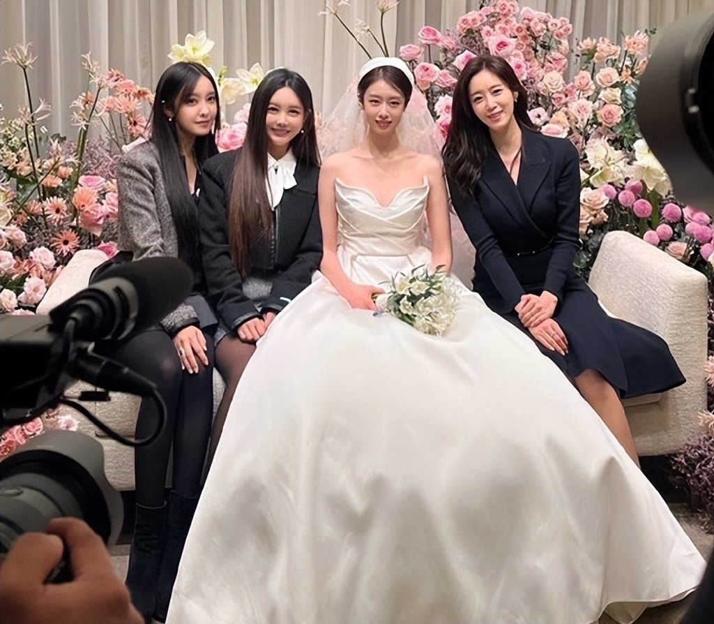 IU为Tara智妍制作珍珠王冠礼物，希望她要一直活得像女王一样|珍珠|女王|结婚_新浪新闻