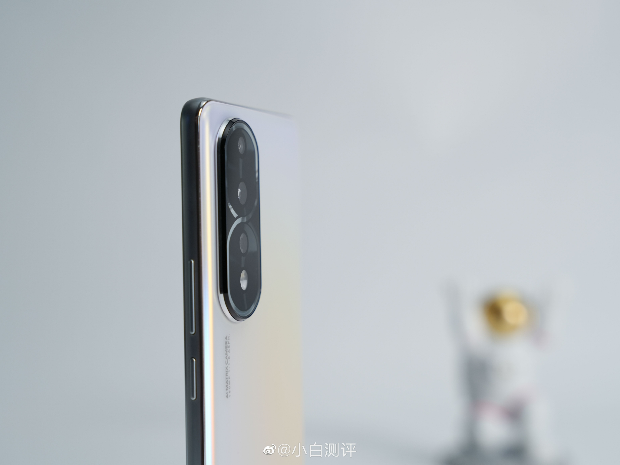 荣耀80 Pro直屏版真机实拍 定位介于80 GT和80 Pro中间的一款……