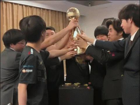 RNG历史三冠！2022MSI冠军战胜T1，Wei夺FMVP，创造英雄联盟新纪录|rng|WEI|T1_新浪新闻