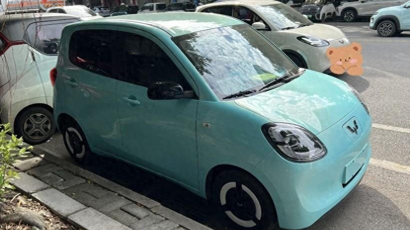 全新宏光MINIEV街头实拍，尺寸加长，造型时尚精致，回头率爆表？-新浪汽车