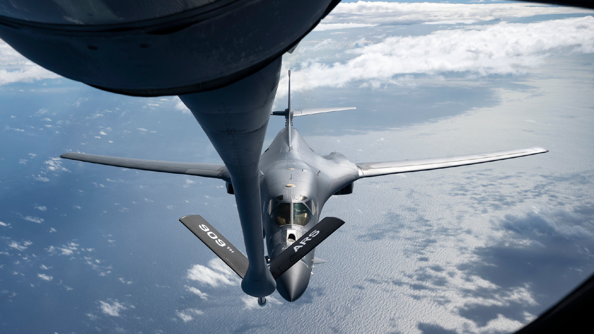 美国空军第37远征轰炸机中队B-1B“枪骑兵”在太平洋上空飞行