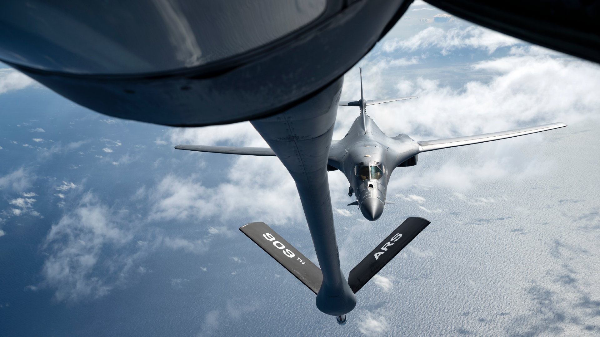 美国空军第37远征轰炸机中队B-1B“枪骑兵”在太平洋上空飞行