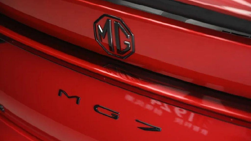 2.0T 261匹 405牛，中型车还带电动尾翼！实拍全新MG7-新浪汽车