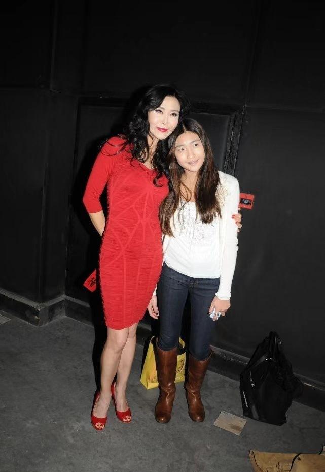 叶玉卿女儿不美艳却清纯！穿休闲装打扮率性，却没妈妈的红裙抢眼 -6parkbbs.com